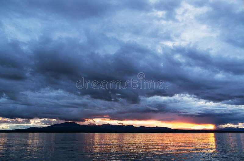 Puesta Del Sol De La Tormenta Imagen de archivo - Imagen de niebla ...