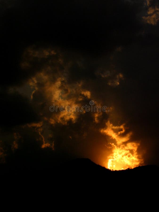 Puesta del sol del fuego @ imagen de archivo. Imagen de llamas - 1500417