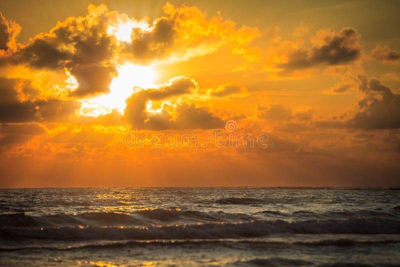 Puesta del sol en el mar foto de archivo. Imagen de oscuridad - 24994946