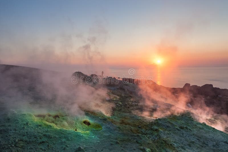 Puesta Del Sol En La Isla De Vulcano Imagen de archivo - Imagen de ...