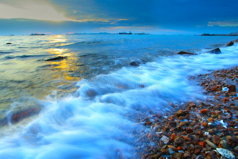 Puesta Del Sol En La Playa De La Roca Imagen de archivo - Imagen de ...