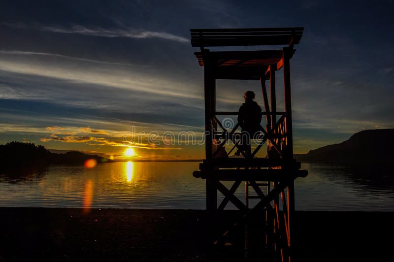 Puesta Del Sol En La Playa De Pucon, Chile Foto de archivo - Imagen de ...