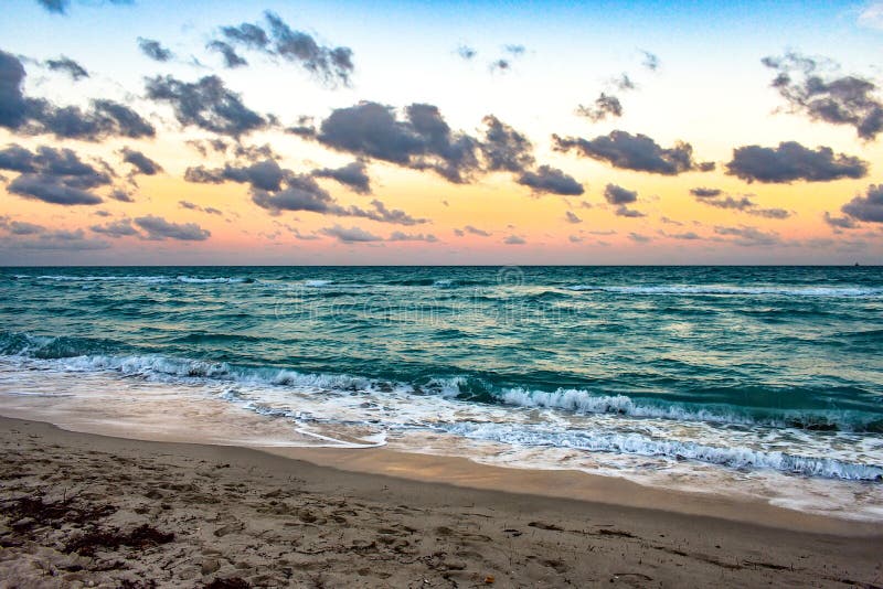 Puesta Del Sol En Miami Beach Foto de archivo - Imagen de edificio ...