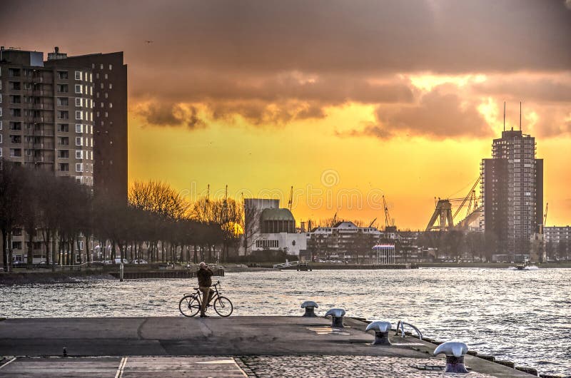Puesta Del Sol En Rotterdam Imagen editorial - Imagen de puerto ...