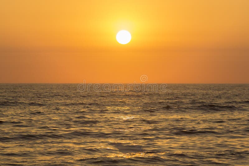 Puesta Del Sol Pacífica Anaranjada En Lima, Perú Imagen de archivo ...