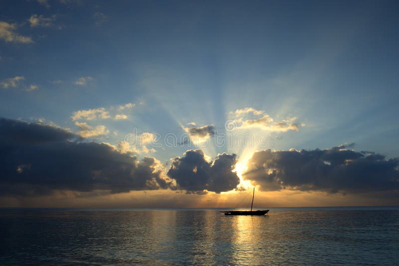 Puesta Del Sol Radiante En El Mar Foto de archivo - Imagen de océano ...