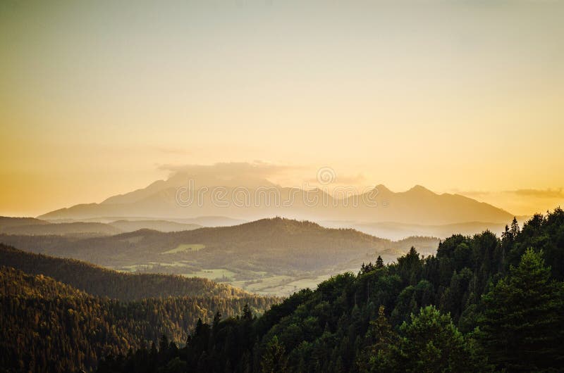 Altas Montañas De Tatras En Eslovaquia Foto de archivo - Imagen de ...