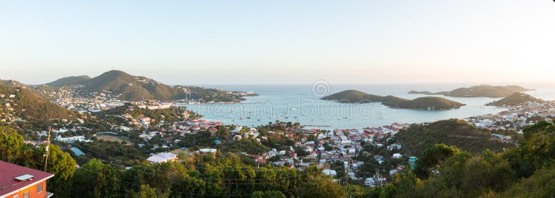 Puesta Del Sol Sobre Charlotte Amalie St Thomas Foto de archivo ...