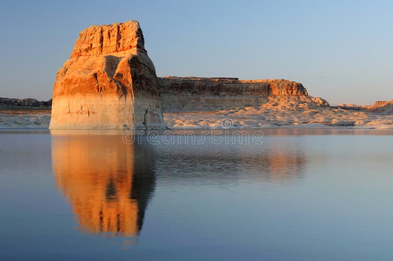 Puesta Del Sol Solitaria De La Roca Imagen de archivo - Imagen de verde ...