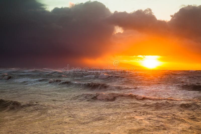 Puesta del sol tempestuosa foto de archivo. Imagen de océano - 28791534