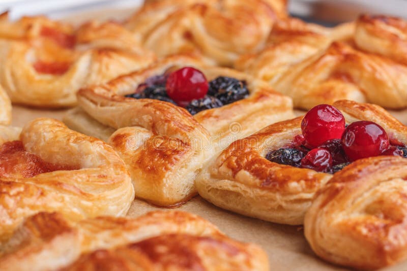 Puffs on Baking Paper with Different Fillings and Shapes 库存照片 - 图片 包括有 ...