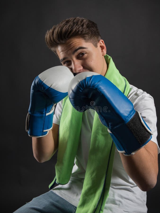 Pugile Adolescente Che Posa Con I Guantoni Da Pugile Blu E Bianchi in ...