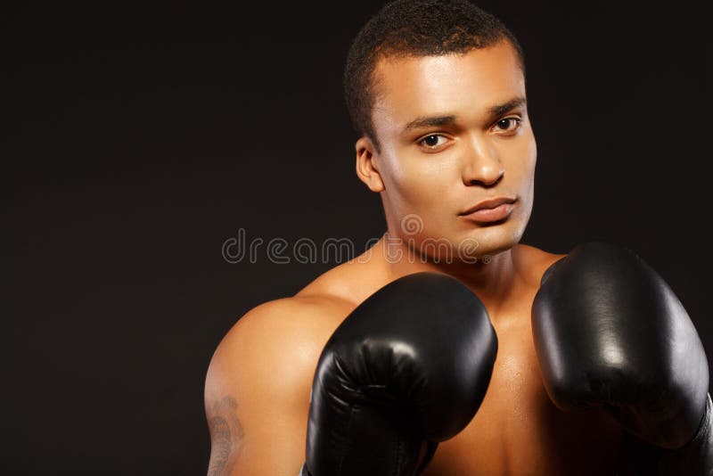 Pugile Bello Che Posa in Guantoni Da Pugile Immagine Stock - Immagine ...
