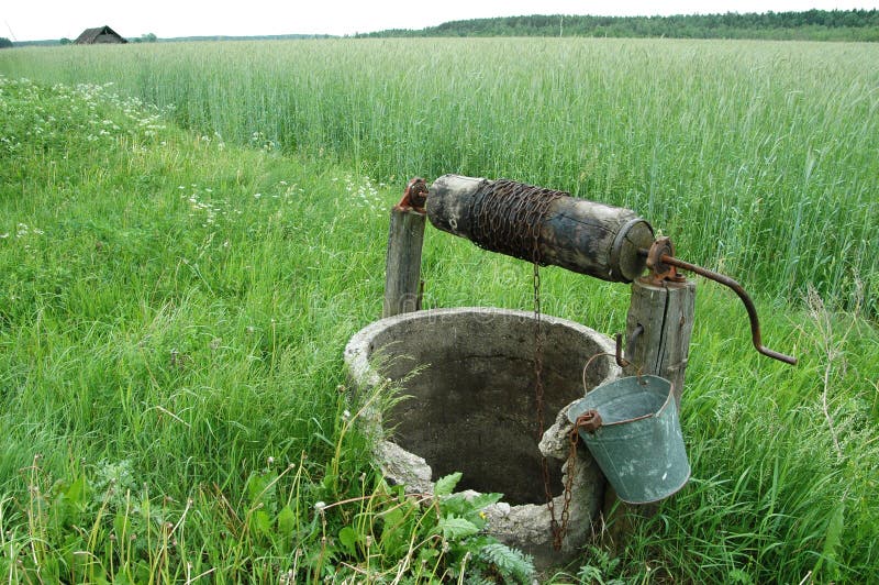 Le puits d'eau en pierre image stock. Image du fleurs - 33777439