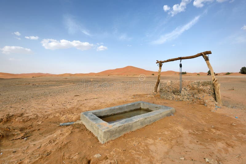 Puits D'eau En Sahara Desert, Maroc Photo stock - Image du ciel ...