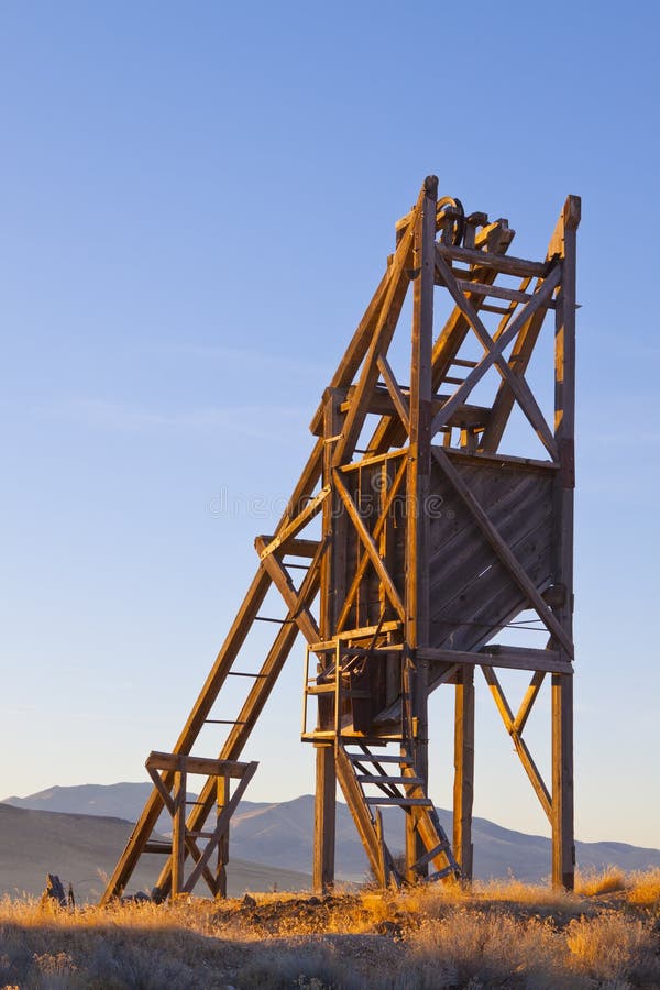Panneau D'avertissement De Jaune De Puits De Mine De Danger Photo stock ...