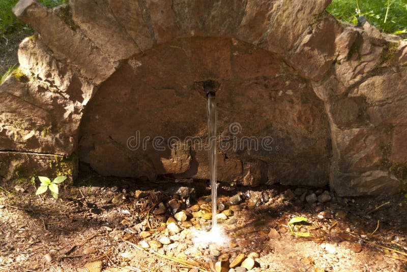 Puits naturel image stock. Image du marche, montagnes - 39548451