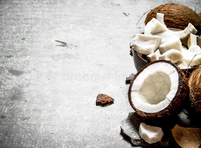Pulpa Del Coco En Un Cuenco Y Cocos Enteros Foto de archivo - Imagen de ...