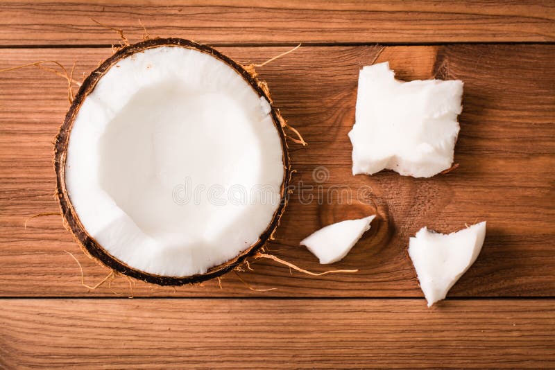 Pulpa Del Coco En Un Fondo De Madera Foto de archivo - Imagen de copra ...