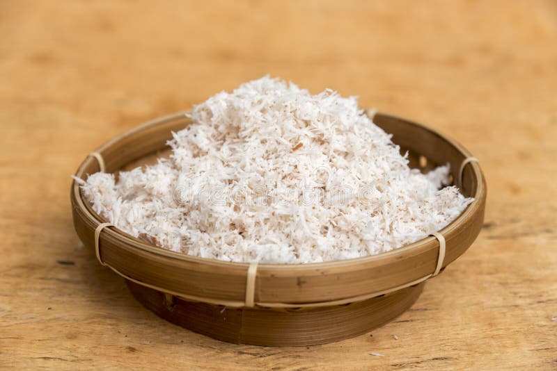 Pulpa Del Coco Rallada En Trituradora De Madera Imagen de archivo ...