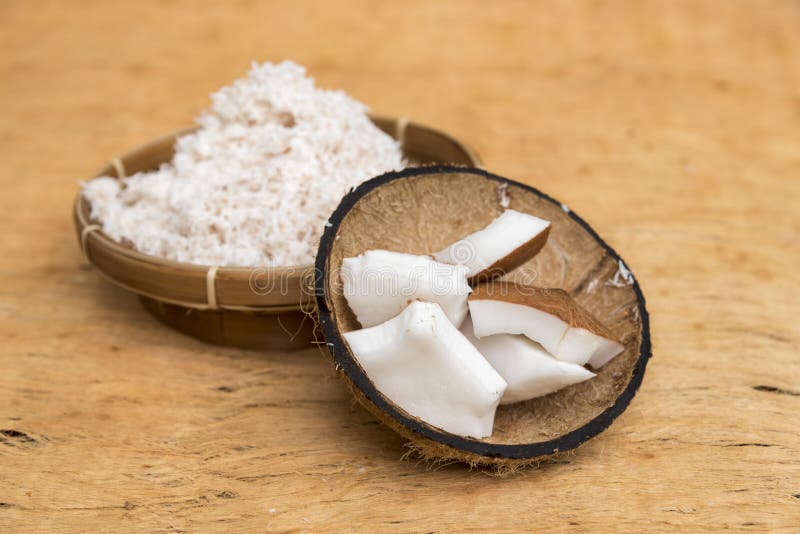 Pulpa Del Coco Rallada En Trituradora De Madera Imagen de archivo ...