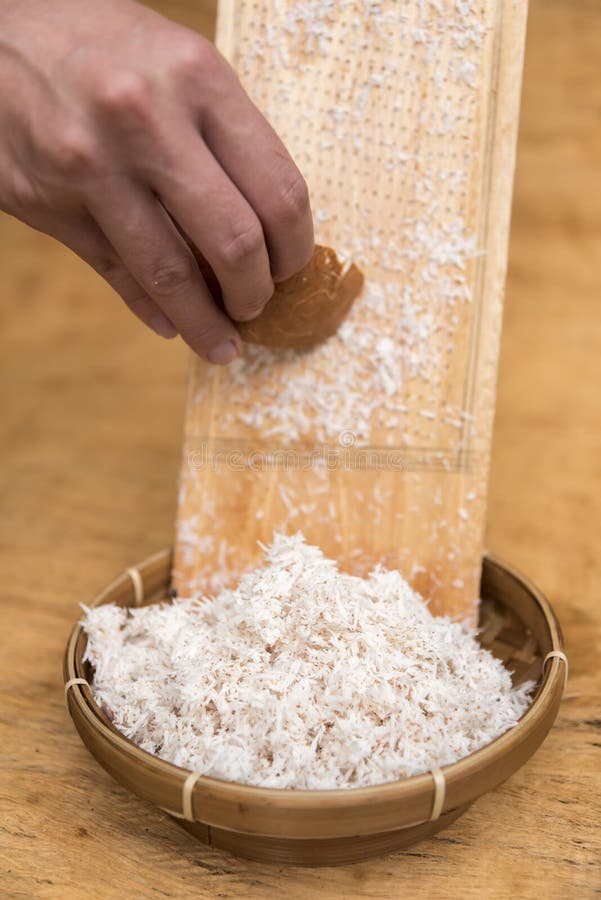 Pulpa Del Coco Rallada En Trituradora De Madera Imagen de archivo ...