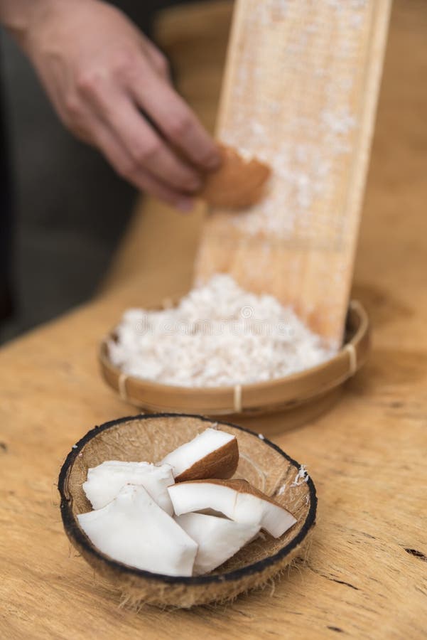 Pulpa Del Coco Rallada En Trituradora De Madera Imagen de archivo ...