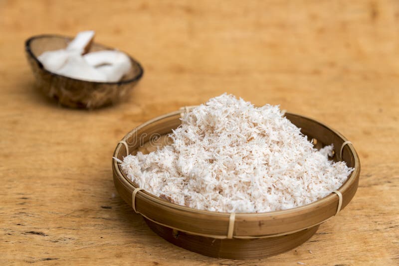 Pulpa Del Coco Rallada En Trituradora De Madera Imagen de archivo ...