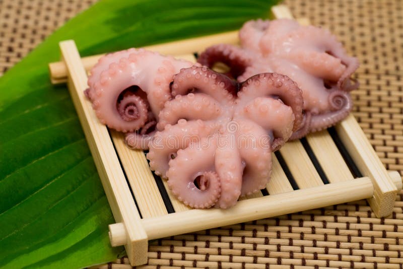 Pulpo En La Bandeja De Madera Foto de archivo - Imagen de adorne ... Pulpo En La Bandeja De Madera Foto de archivo - Imagen de adorne ...
