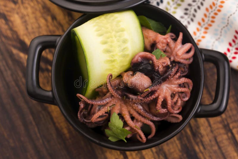 Pulpo Griego, comiendo imagen de archivo. Imagen de blanco - 109977383