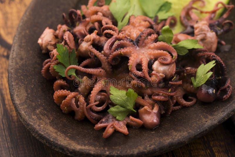 Pulpo Griego, comiendo imagen de archivo. Imagen de colorido - 110423797