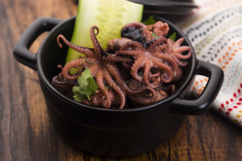 Pulpo Griego, comiendo imagen de archivo. Imagen de delicadeza - 109977279