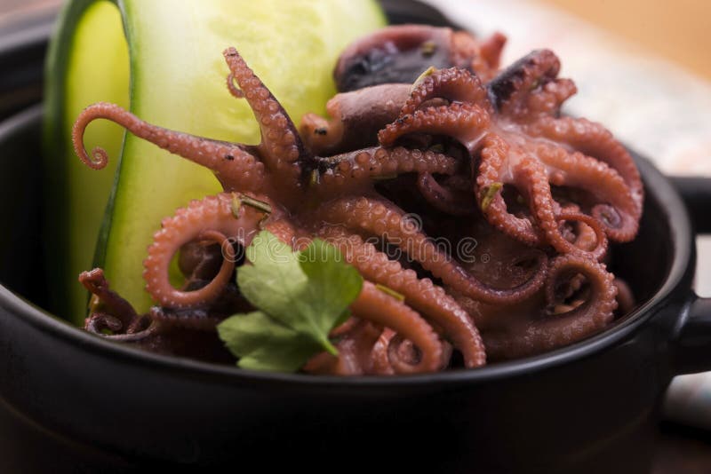 Pulpo Griego, comiendo foto de archivo. Imagen de delicioso - 110330028