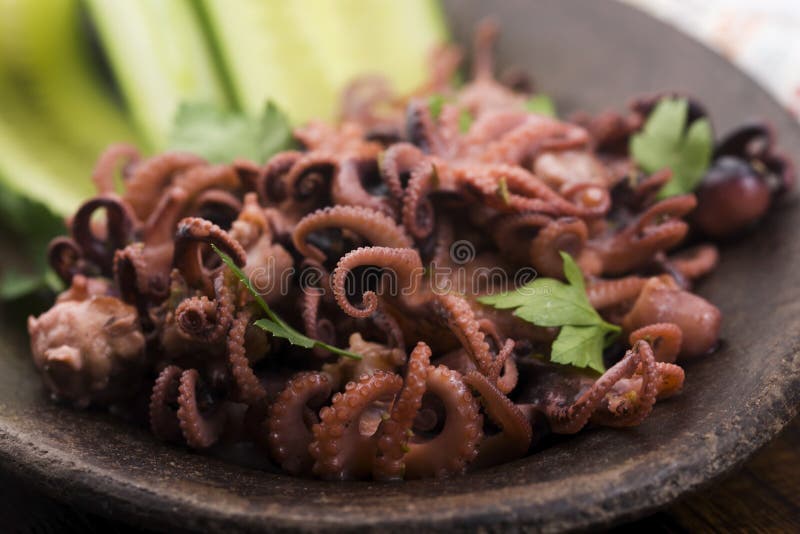 Pulpo Griego, comiendo foto de archivo. Imagen de alimento - 110423756