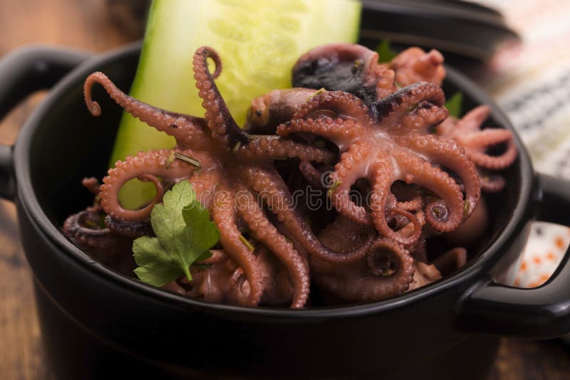Pulpo Griego, comiendo imagen de archivo. Imagen de alimento - 110423761