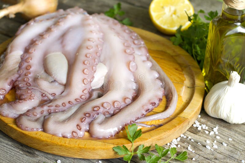 Pulpo Que Se Prepara Para Comer En La Cocina Foto de archivo - Imagen ...