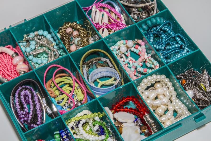 Pulseras en caja imagen de archivo. Imagen de hippie - 84796371