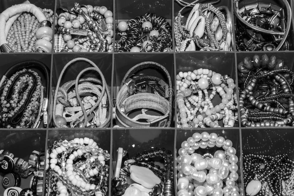 Pulseras en caja imagen de archivo. Imagen de hippie - 84796371