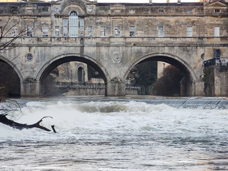 Pulteney Bridge Over the River Avon Featuring Cascading Water, Bath ...