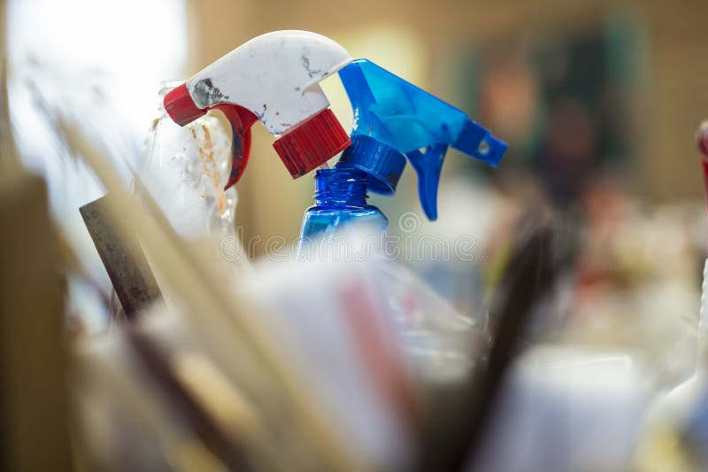 Pulverize o frasco imagem de stock. Imagem de ainda, mesa - 63252999