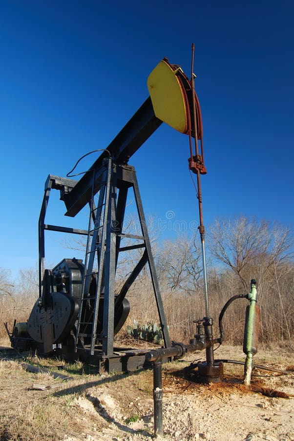 Oil Pump In The Countryside Of Oklahoma - Pump Jack Stock Photo - Image ...