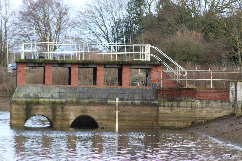 Wehr Mit Pumpstation in Der Verdammung Stockfoto - Bild von natalia ...
