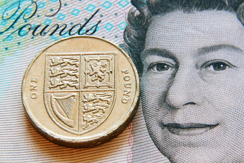 Pund, mynt och sedel redaktionell fotografering för bildbyråer. Bild av ...