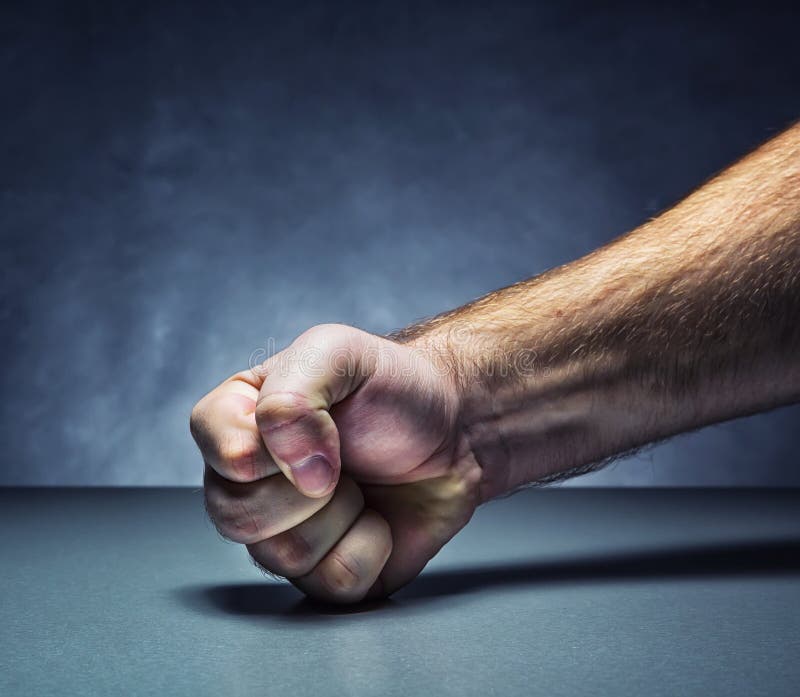 Punho Masculino Que Prende O Gavel De Madeira Imagem de Stock - Imagem ...