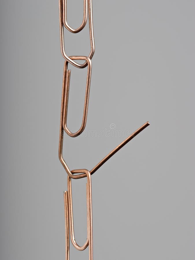 Anello debole della catena fotografia stock. Immagine di inquietante ...