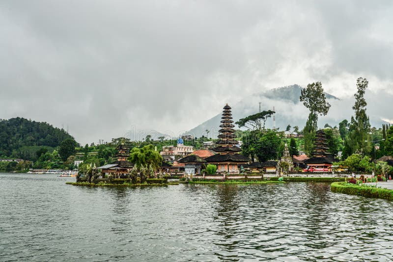 Pura Ulun Danu Bratan, Temple Hindou Image stock - Image du ciel ...