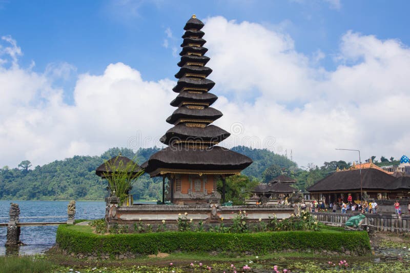 Pura Ulun Danu En Un Lago Beratan Foto de archivo - Imagen de ...
