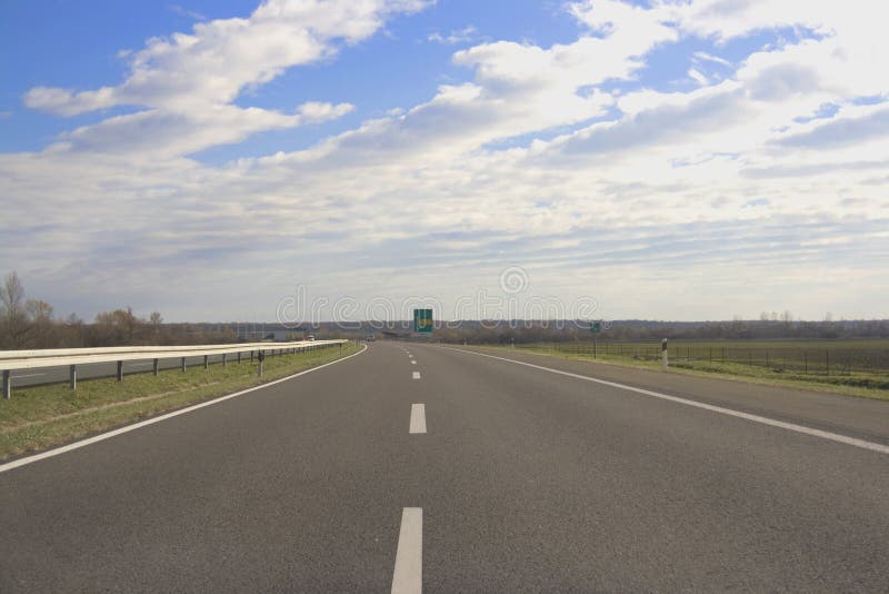 Pusta Droga Wykładał Z Topolową Aleją W Wsi W Dystansowej Przelotnej ...