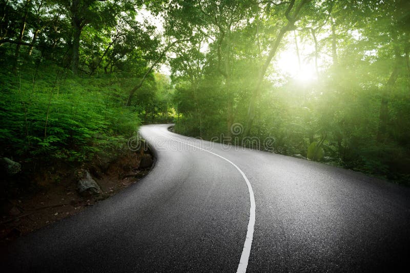 Pusta Droga Otoczona Przez Góry Obraz Stock - Obraz złożonej z ...