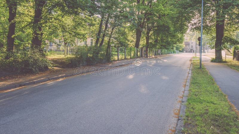 Pusta Droga W Wsi W Lecie Żwir Powierzchnia Zdjęcie Stock - Obraz ...